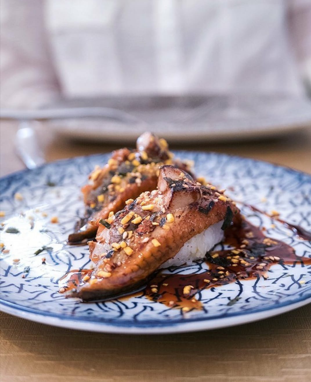 Niguiri de anguila kabayaqui con foie – Restaurante Bacira